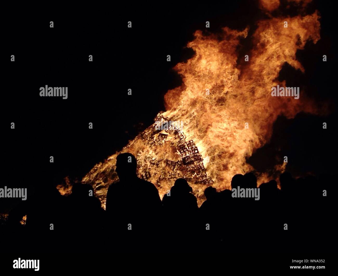 Building On Fire At Night High Resolution Stock Photography and Images ...