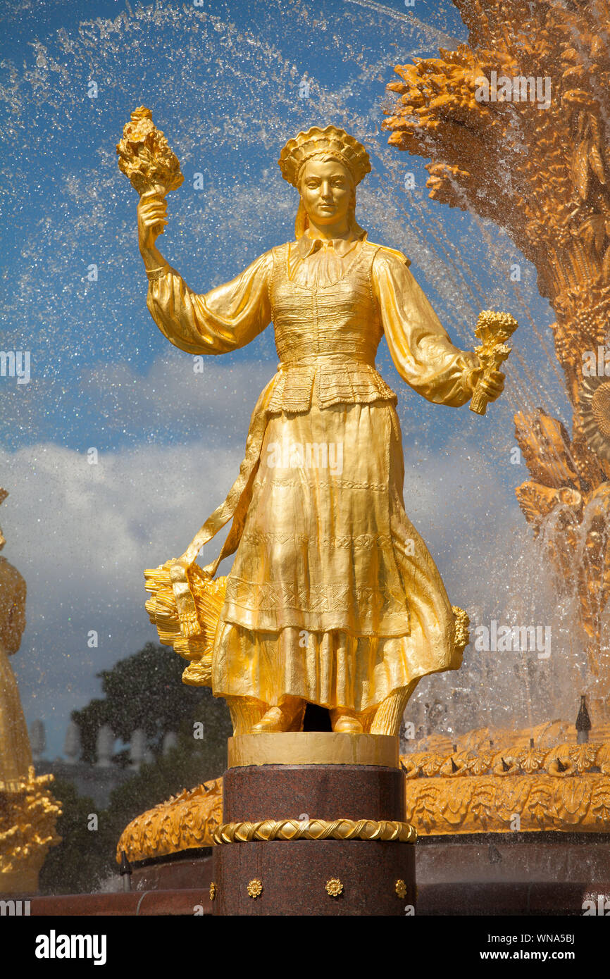 Gold statue russia hi-res stock photography and images - Alamy