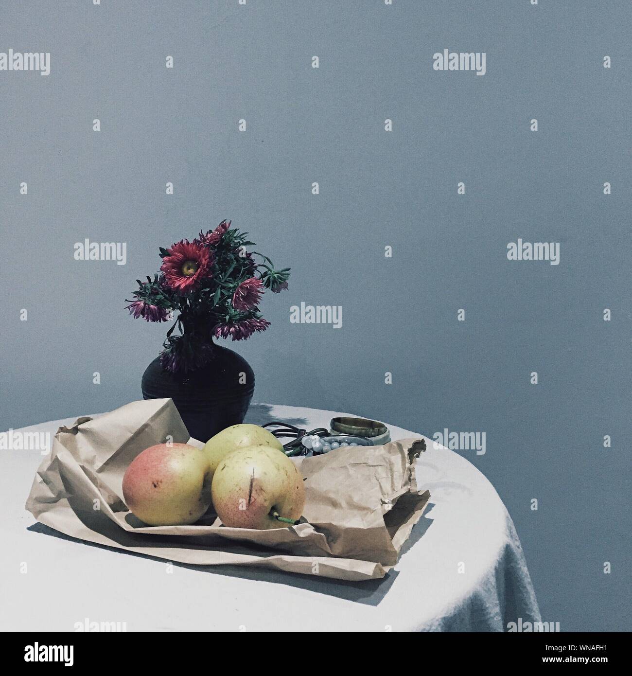 Vase with apples hi-res stock photography and images - Alamy