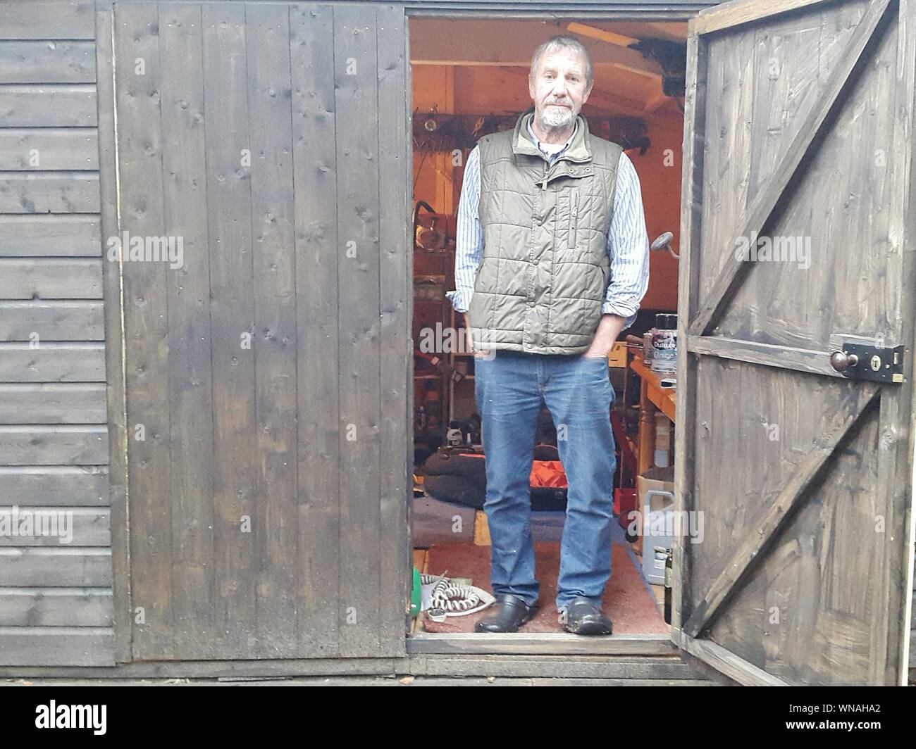 Senior man workshop hi-res stock photography and images - Alamy