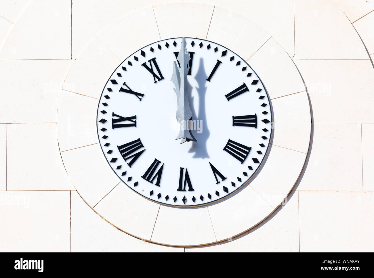 Clock marks 12 o'clock (00:00 h, 12:00 h, 24:00 h, twelve hours). New ...