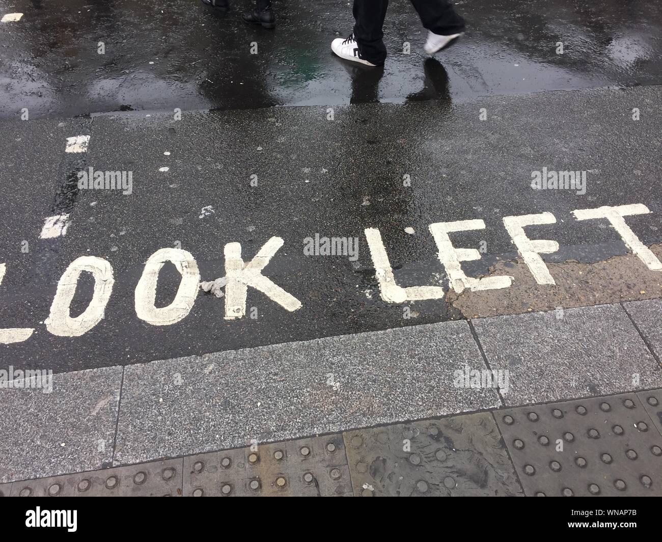 Man walking sign hi-res stock photography and images - Alamy