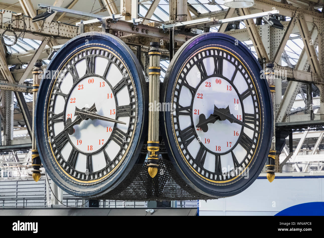 Waterloo station clock hi-res stock photography and images - Alamy