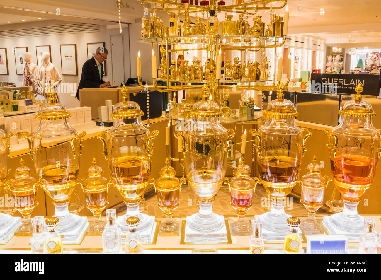 Perfume counter store hi-res stock photography and images - Alamy