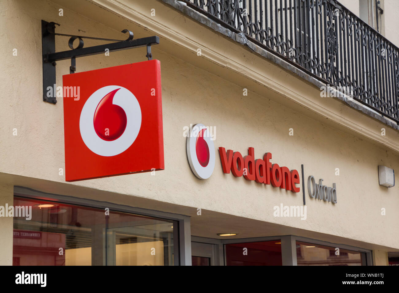 The outside of the Vodafone retail store in Oxford Stock Photo - Alamy