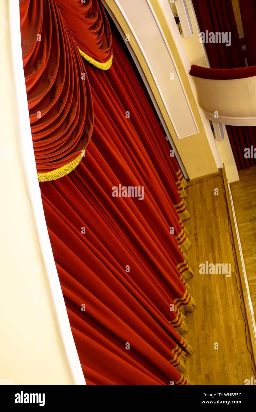 Stage curtains hi-res stock photography and images - Alamy