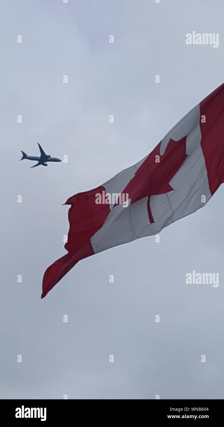 Airplane and flag hi-res stock photography and images - Alamy