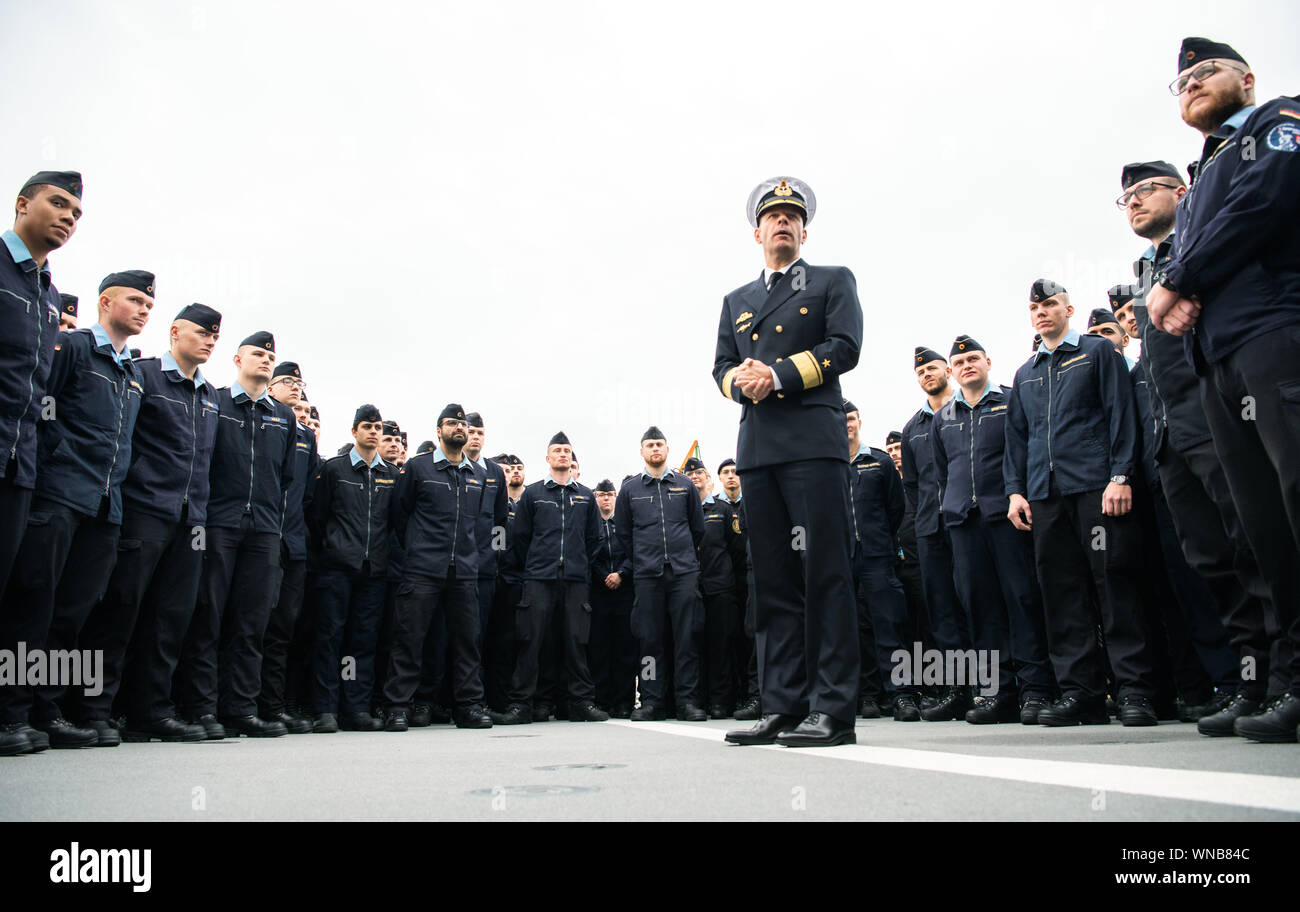 Wilhelmshaven, Germany. 06th Sep, 2019. Marine soldiers stand on the ...