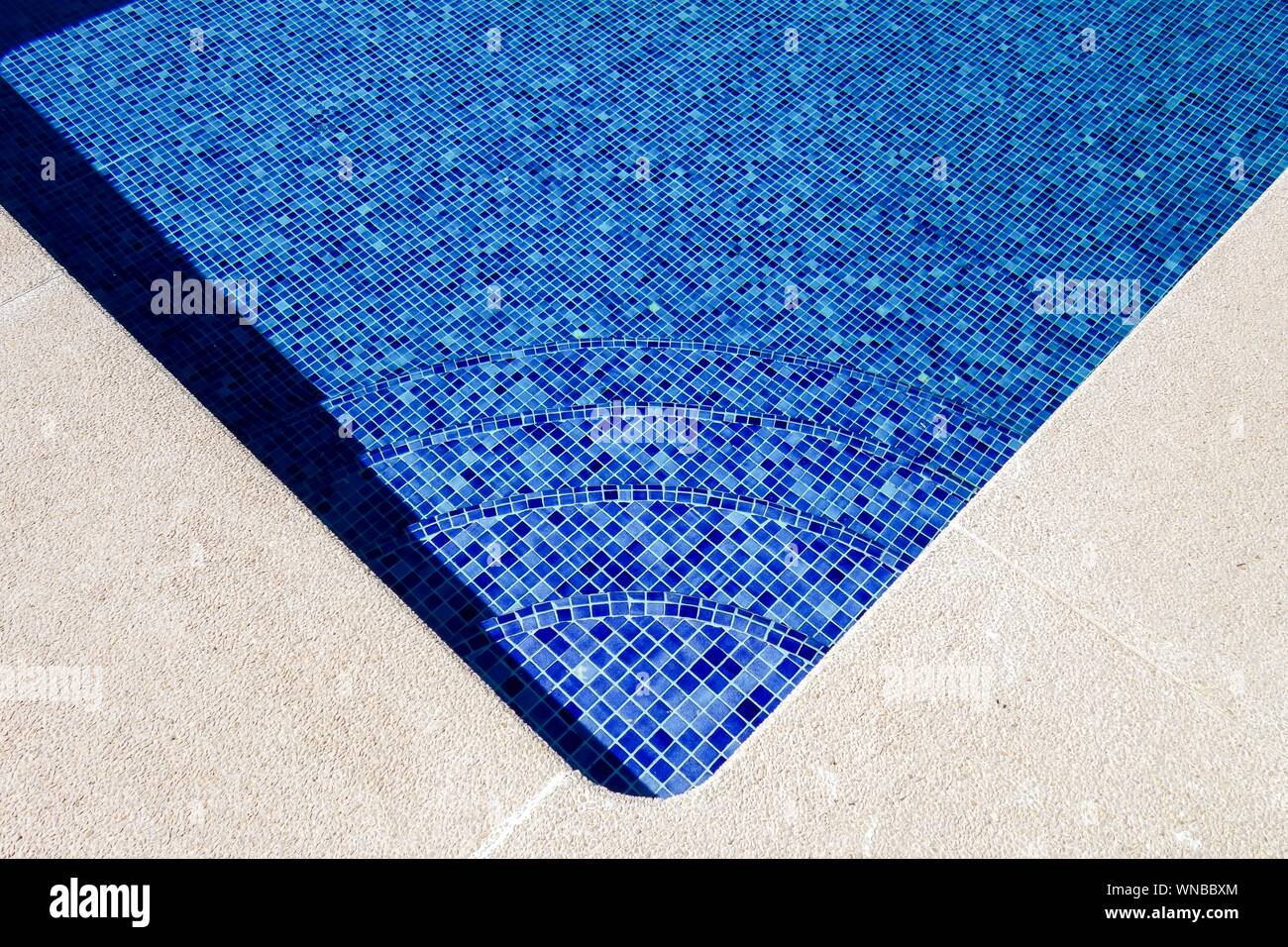 Tiled swimming pool hi-res stock photography and images - Alamy