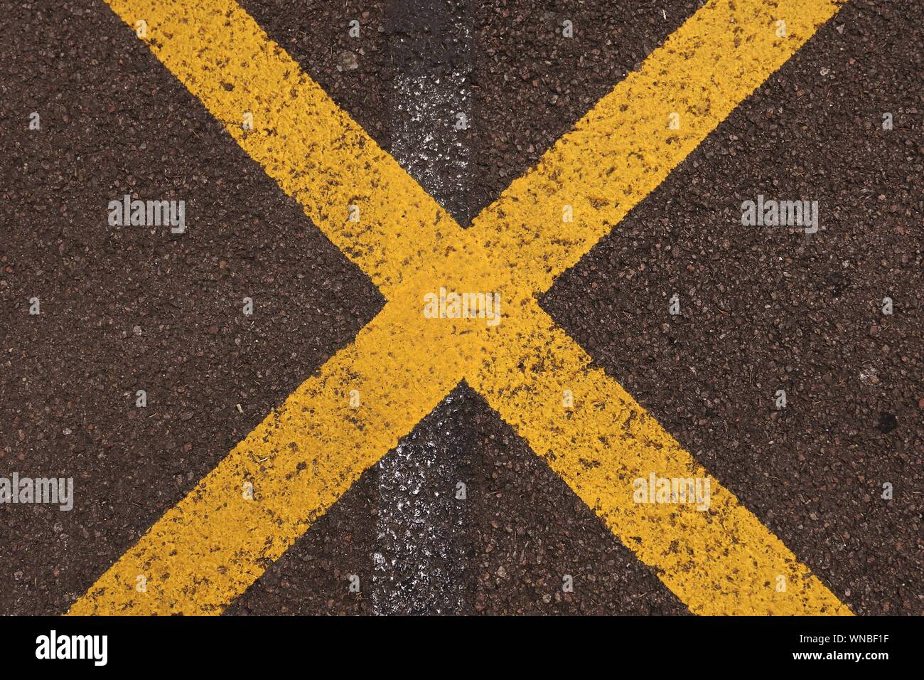 Yellow safety markings hi-res stock photography and images - Alamy