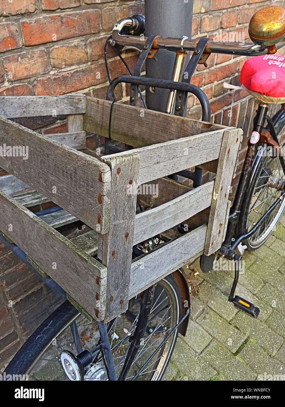 Bicycle crate hi-res stock photography and images - Alamy