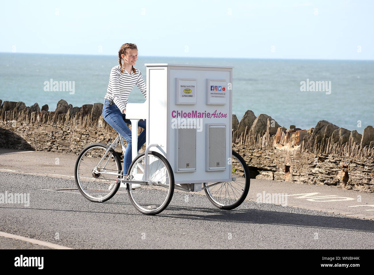 Entertain the crowds hi-res stock photography and images - Alamy