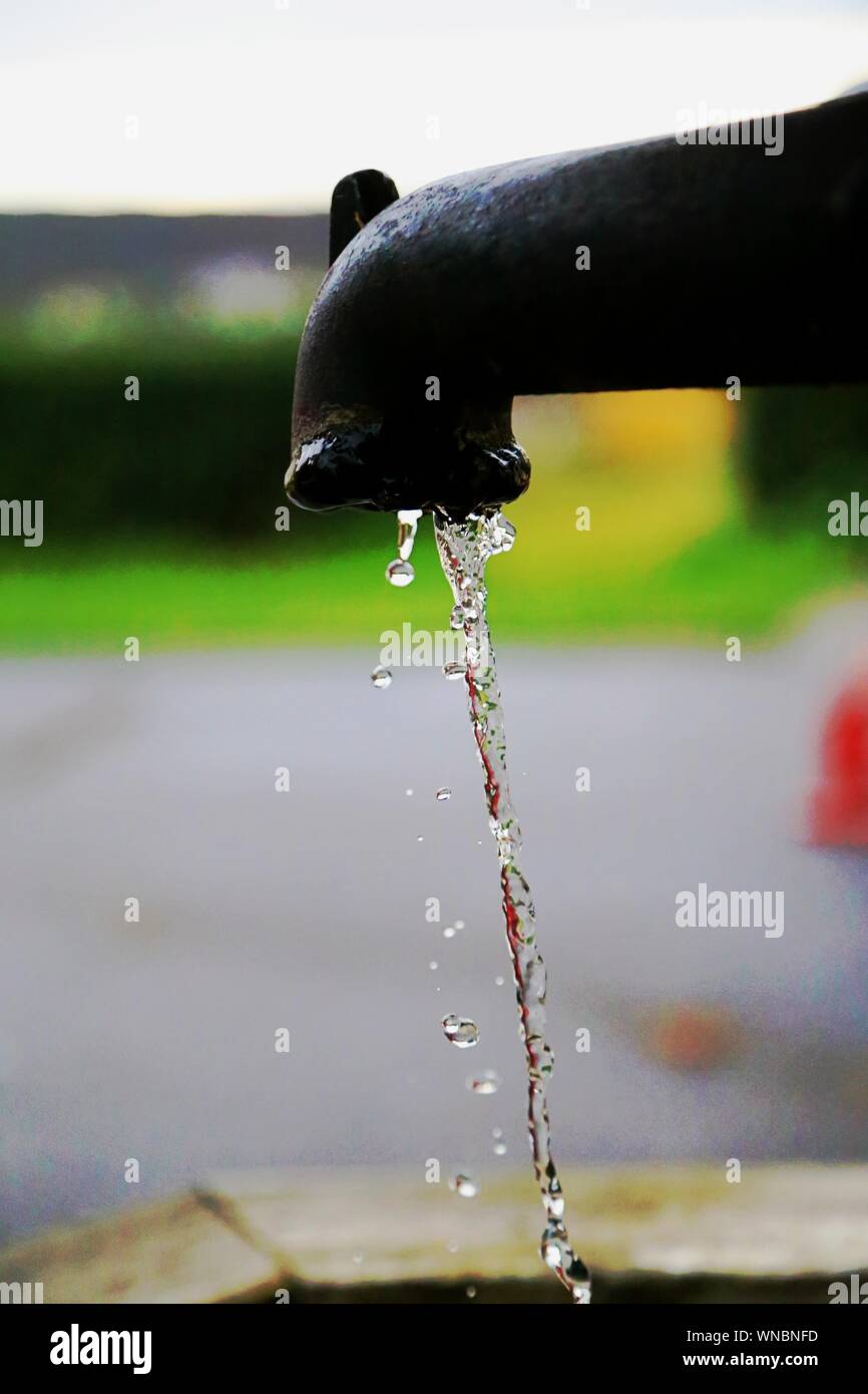 Running the tap hi-res stock photography and images - Alamy