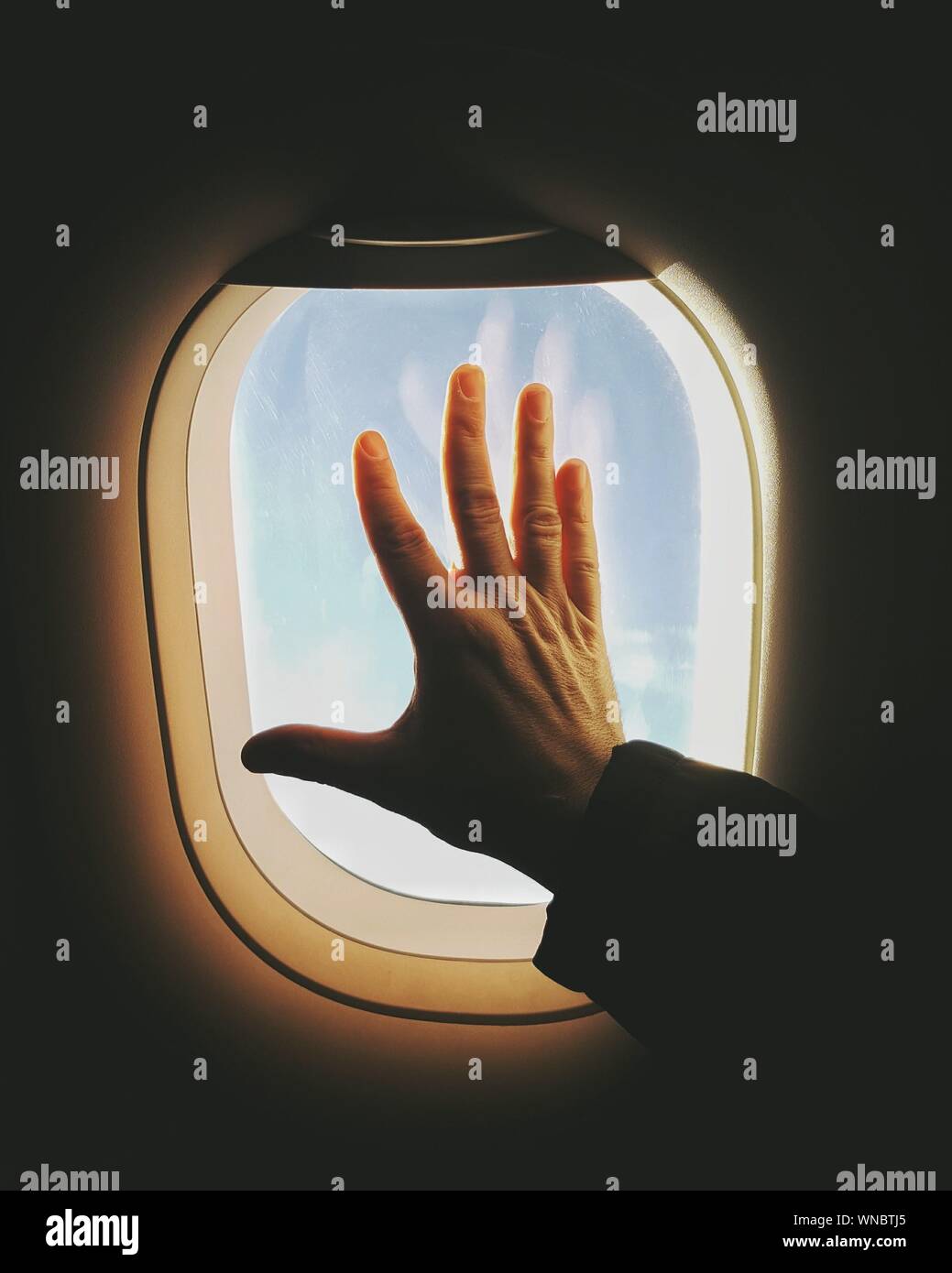 Human hand on airplane window hi-res stock photography and images - Alamy