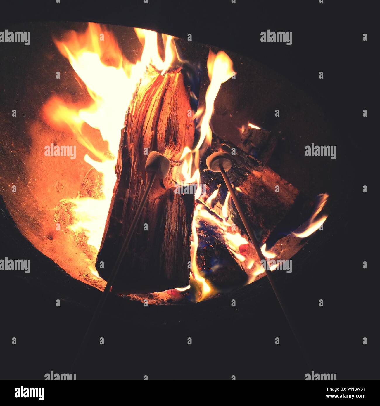 Log fire hi-res stock photography and images - Alamy