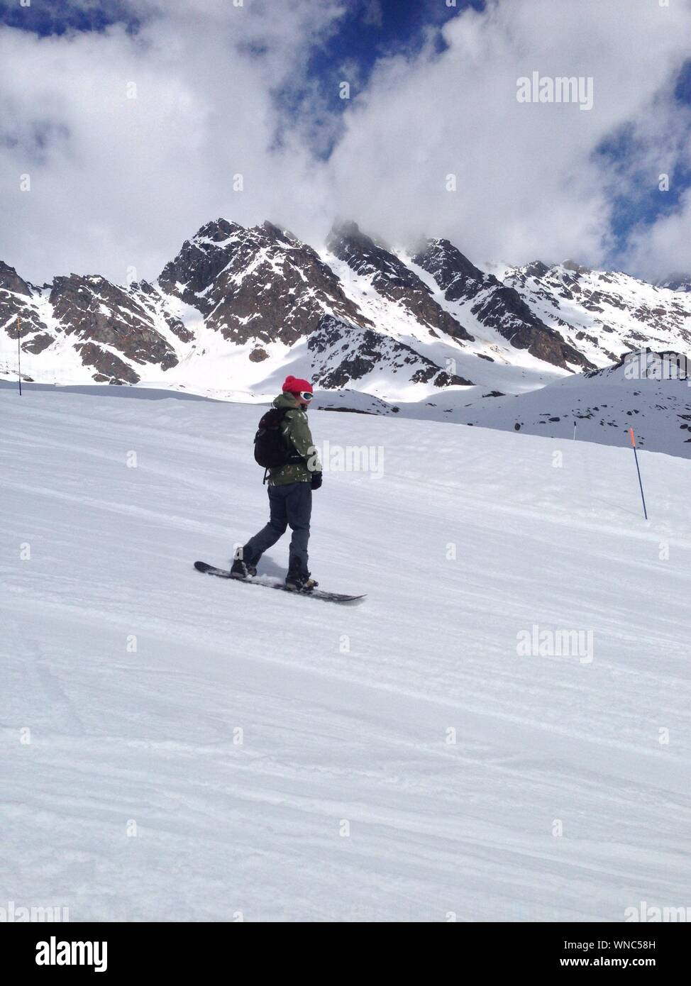 Man snow boarding hi-res stock photography and images - Alamy