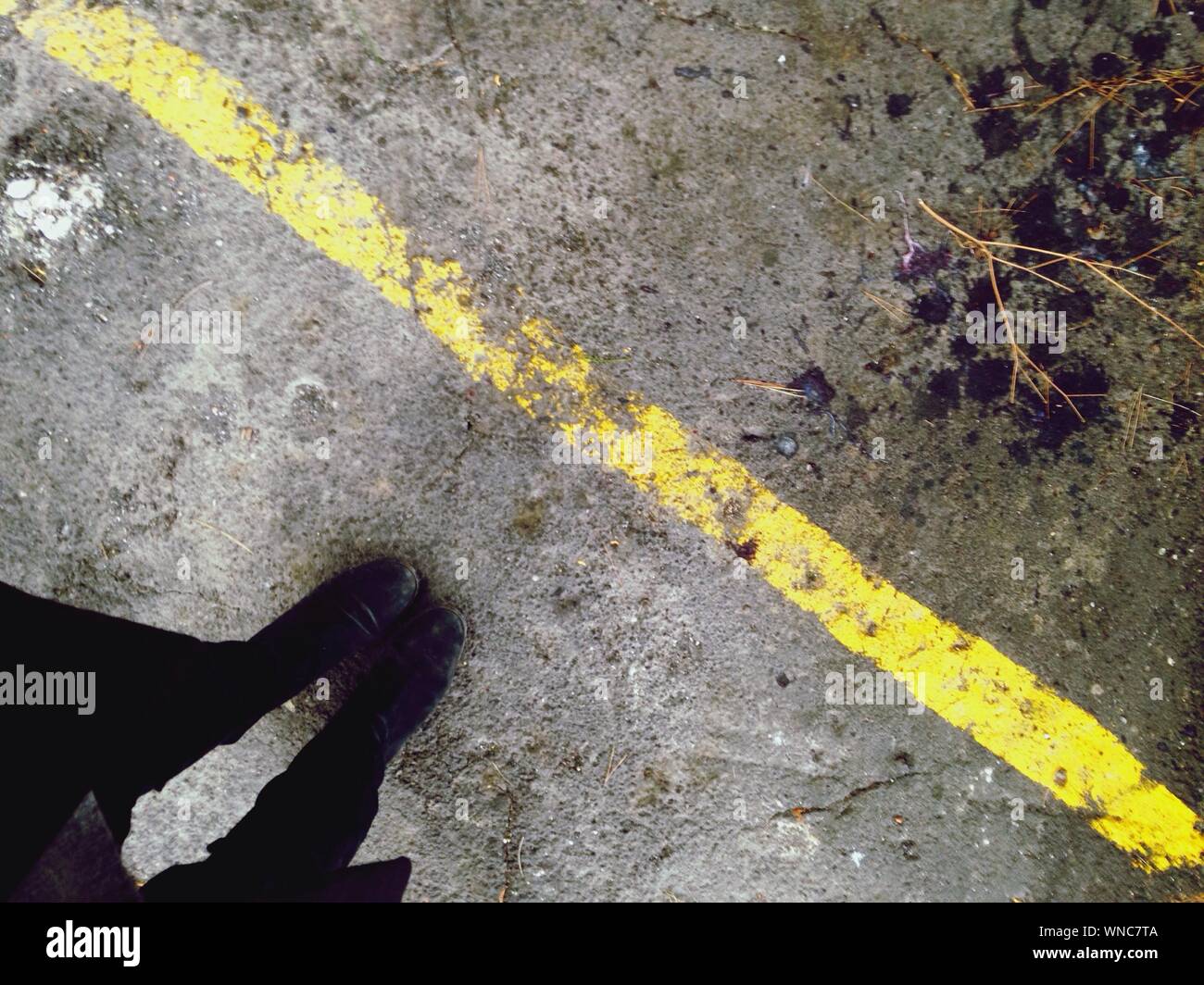 One yellow line hi-res stock photography and images - Alamy
