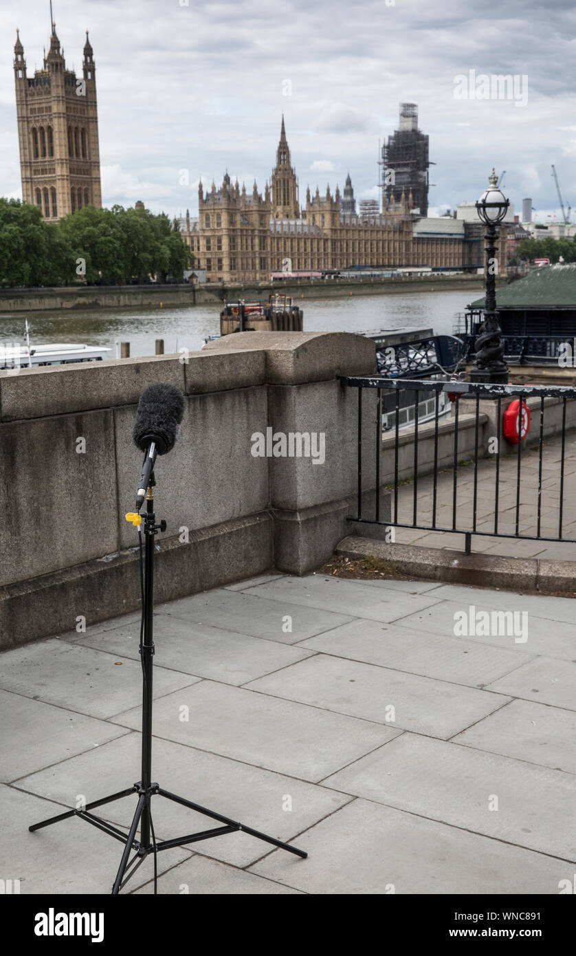 Political media coverage hi-res stock photography and images - Alamy