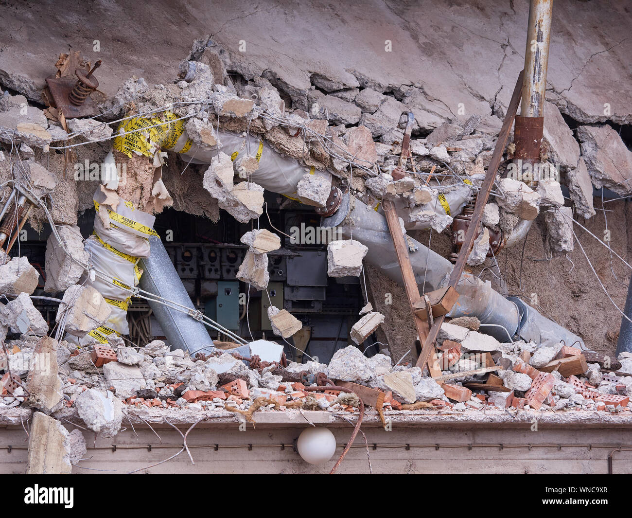 Broken run down building hi-res stock photography and images - Alamy