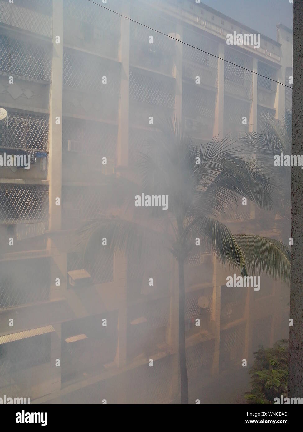 Building on fire with smoke hi-res stock photography and images - Alamy