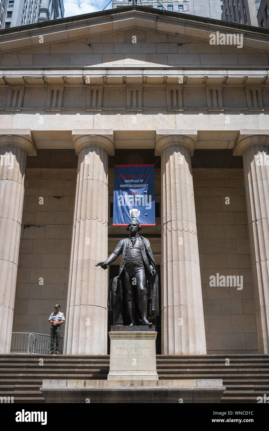 Federal Hall New York, view of the George Washington statue sited at ...