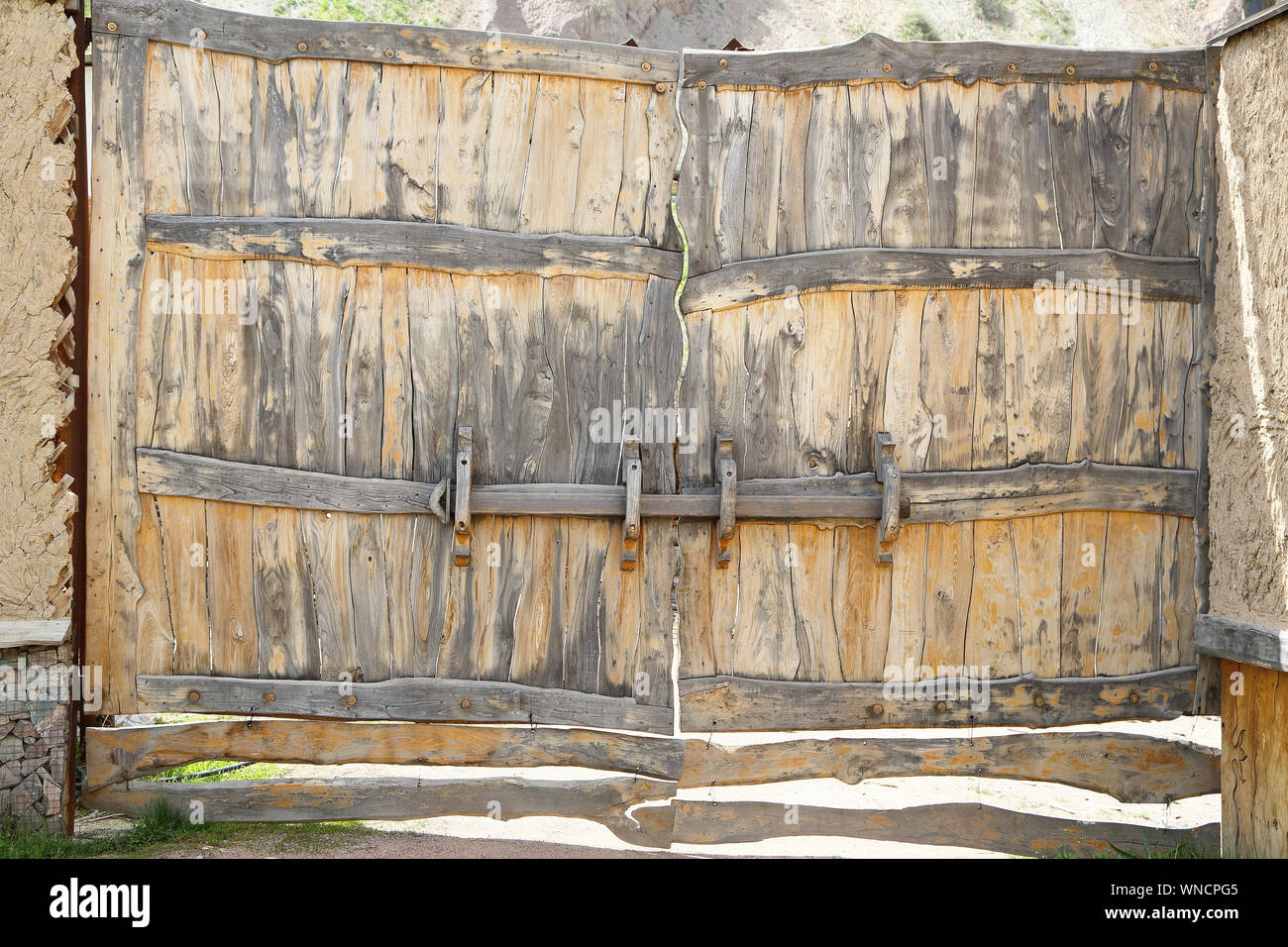 Old gate texture hi-res stock photography and images - Alamy