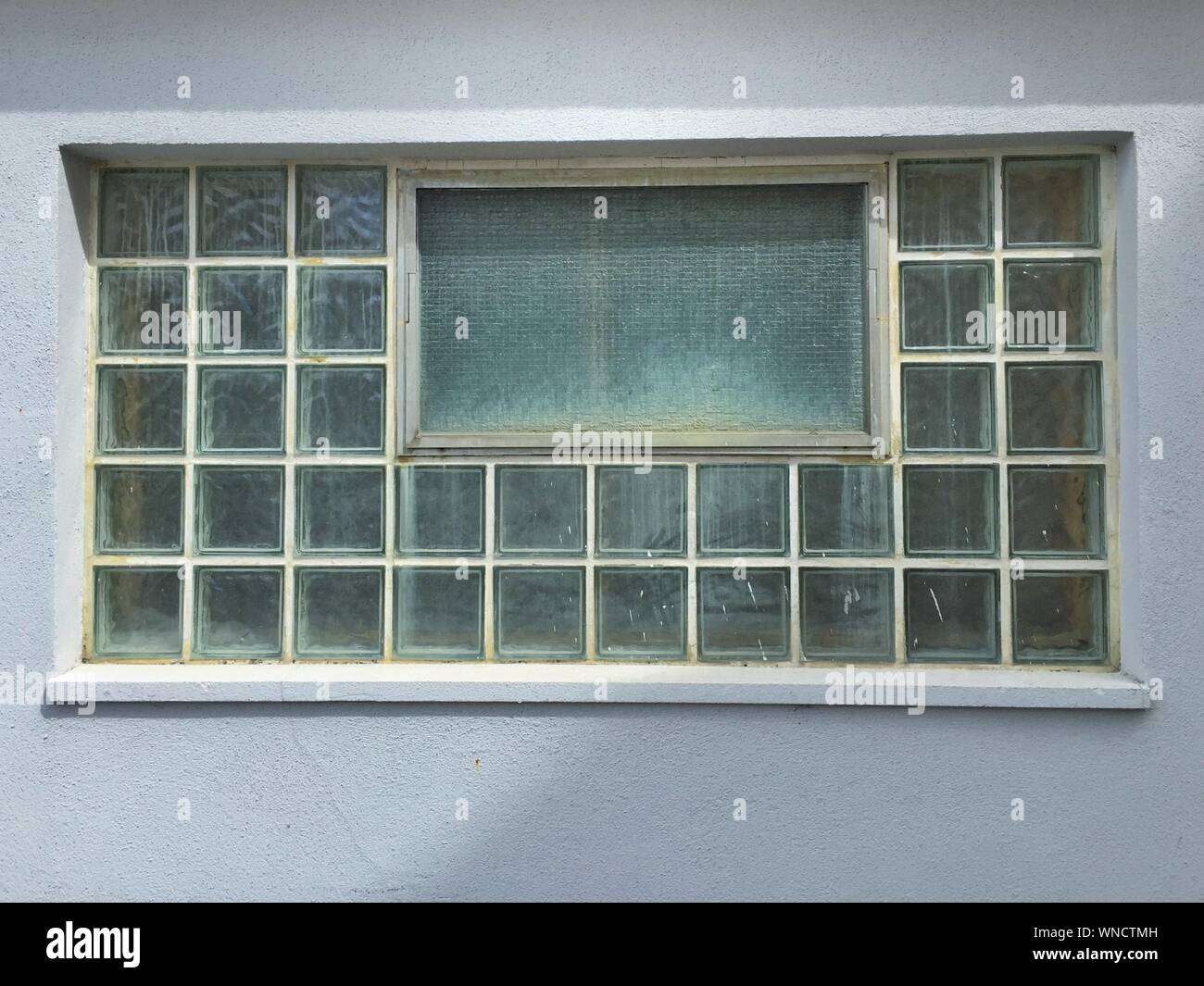 Glass bricks wall hi-res stock photography and images - Alamy