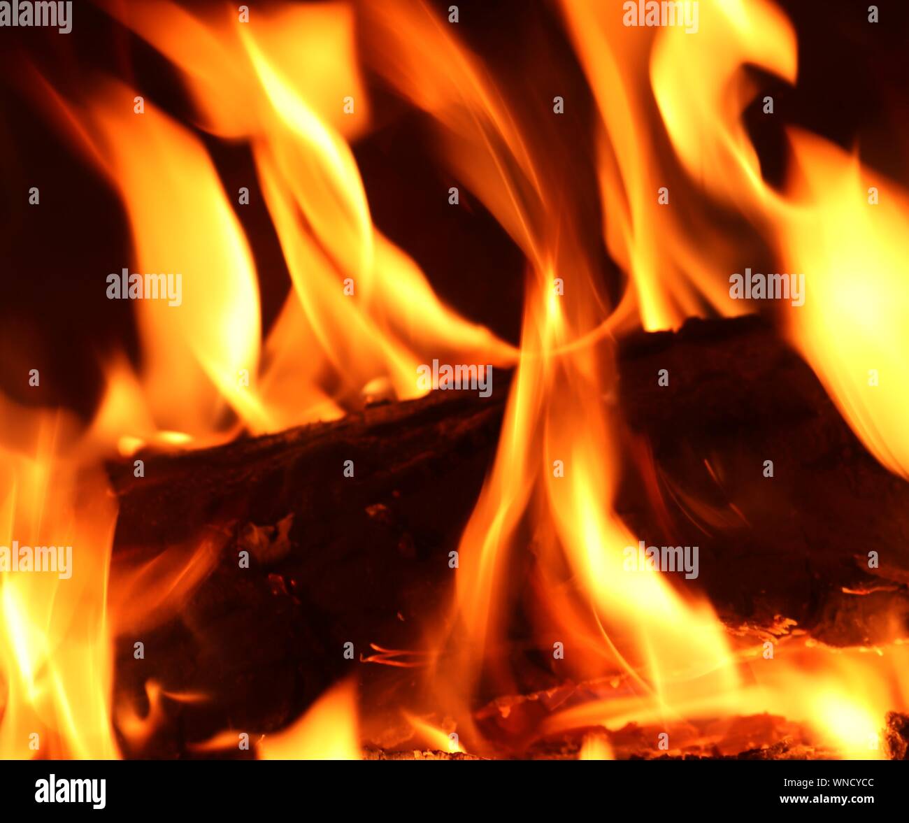 Crackling campfire hi-res stock photography and images - Alamy