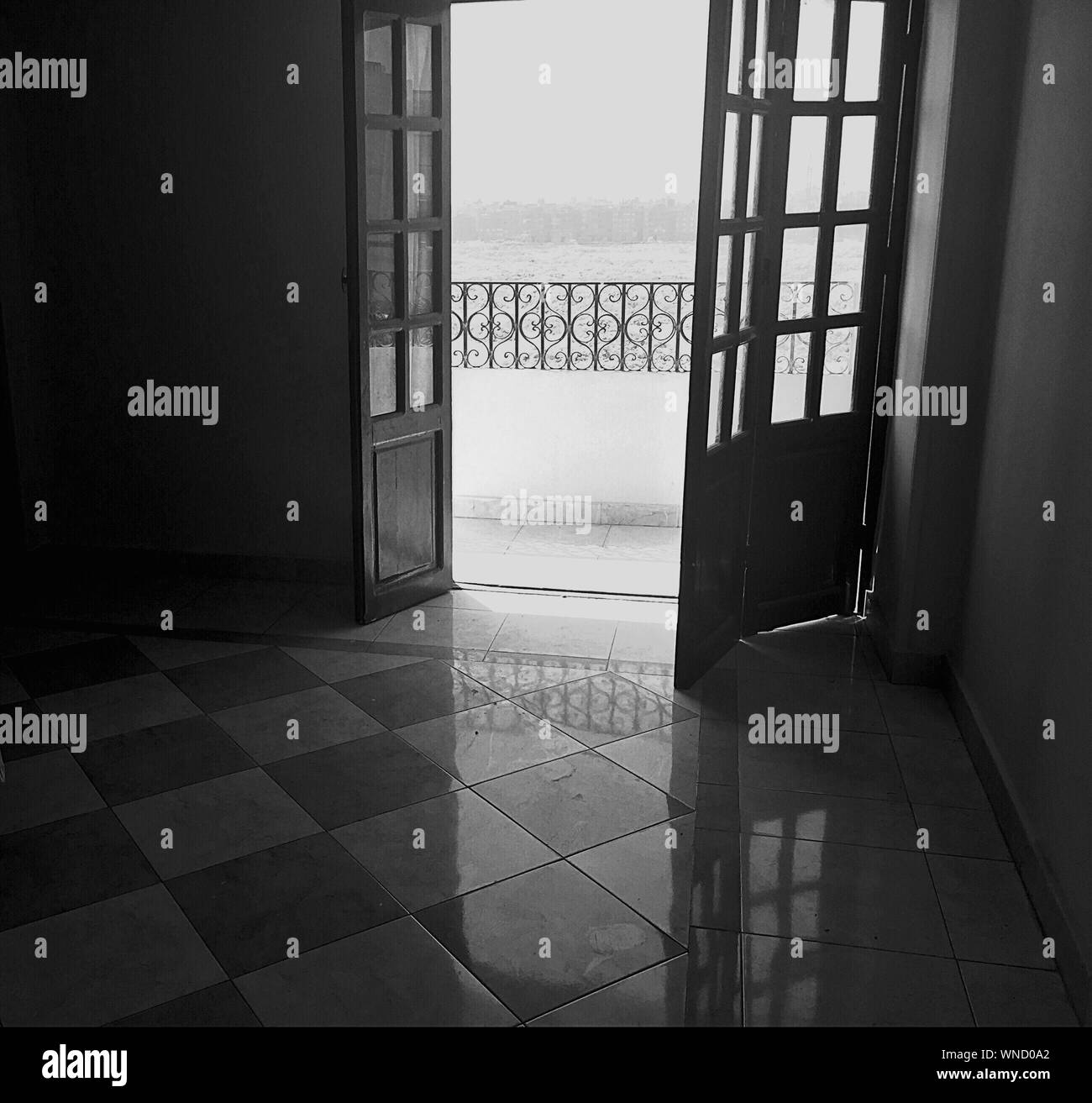 Open doors hi-res stock photography and images - Alamy