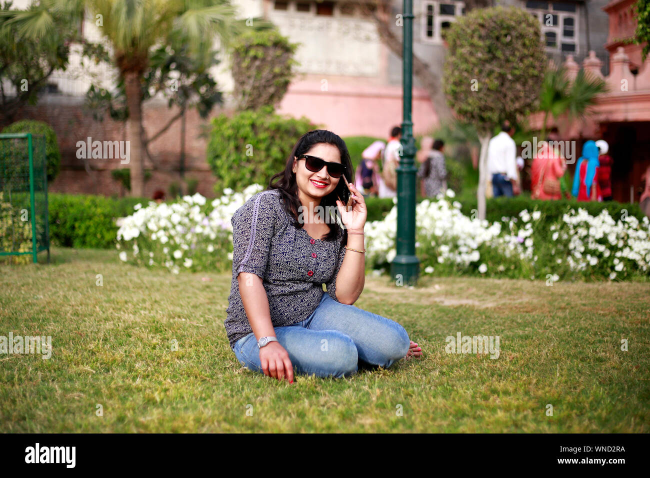 India people talking outdoors hi-res stock photography and images - Alamy