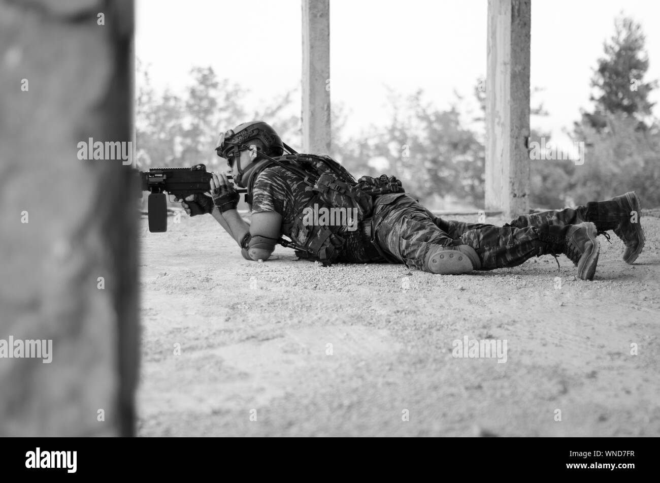 Shooting a gun hi-res stock photography and images - Alamy