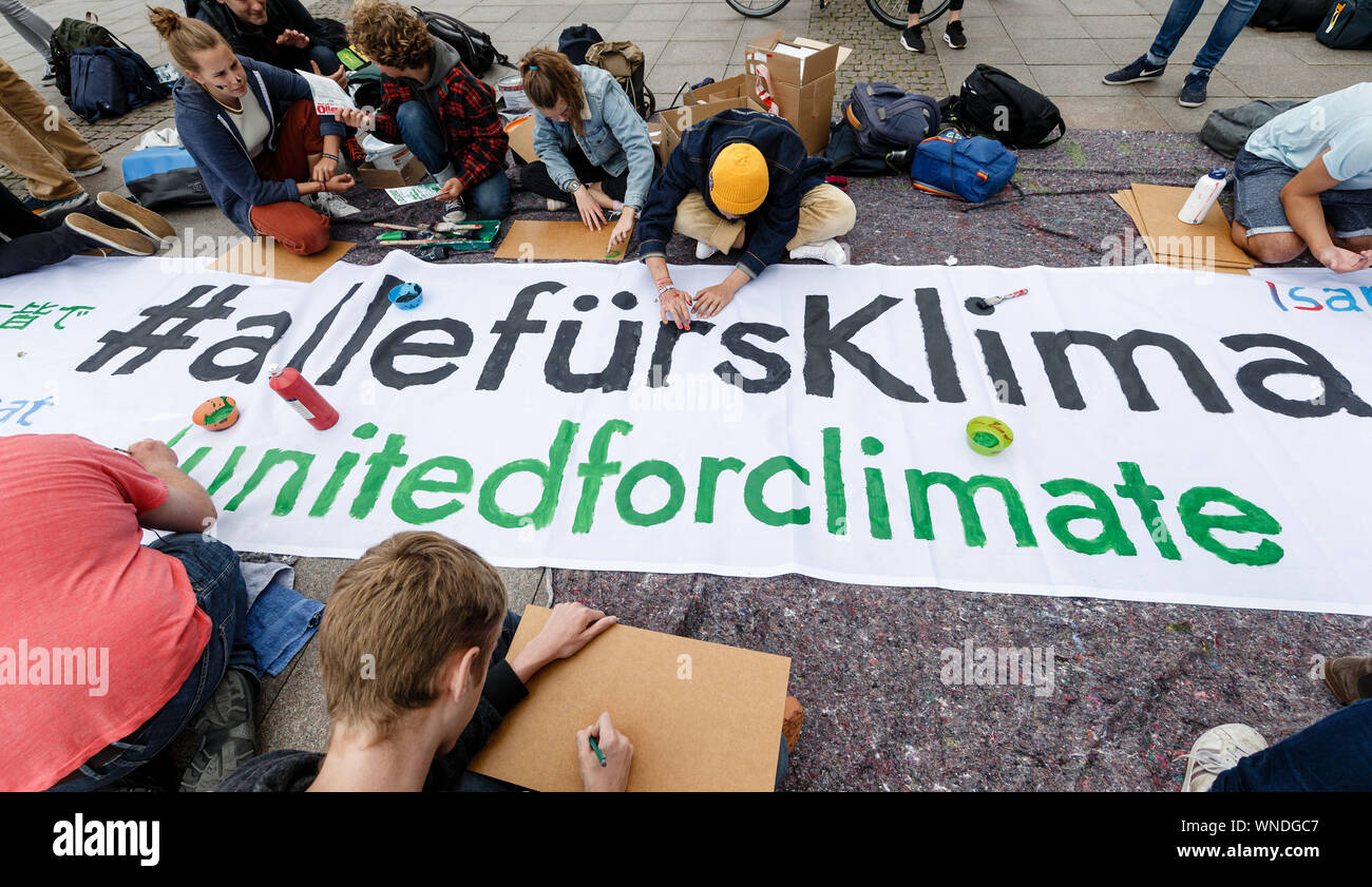 Hamburg, Germany. 06th Sep, 2019. Pupils of the "Fridays for Future ...