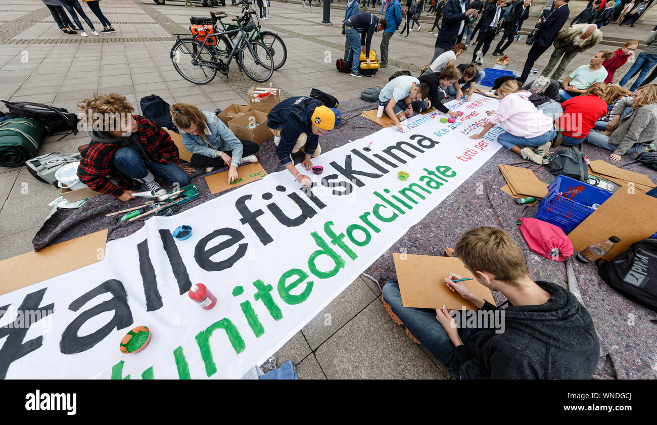 Hamburg, Germany. 06th Sep, 2019. Pupils of the "Fridays for Future ...