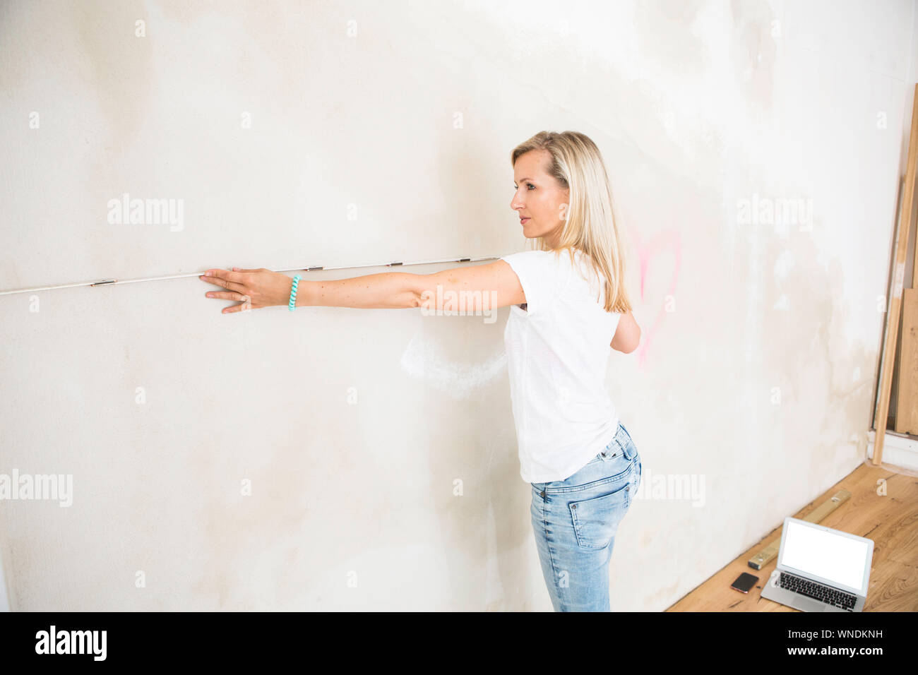 Woman with ruler hi-res stock photography and images - Alamy