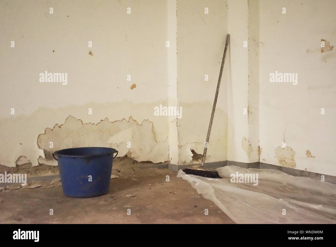 Empty bucket hi-res stock photography and images - Alamy