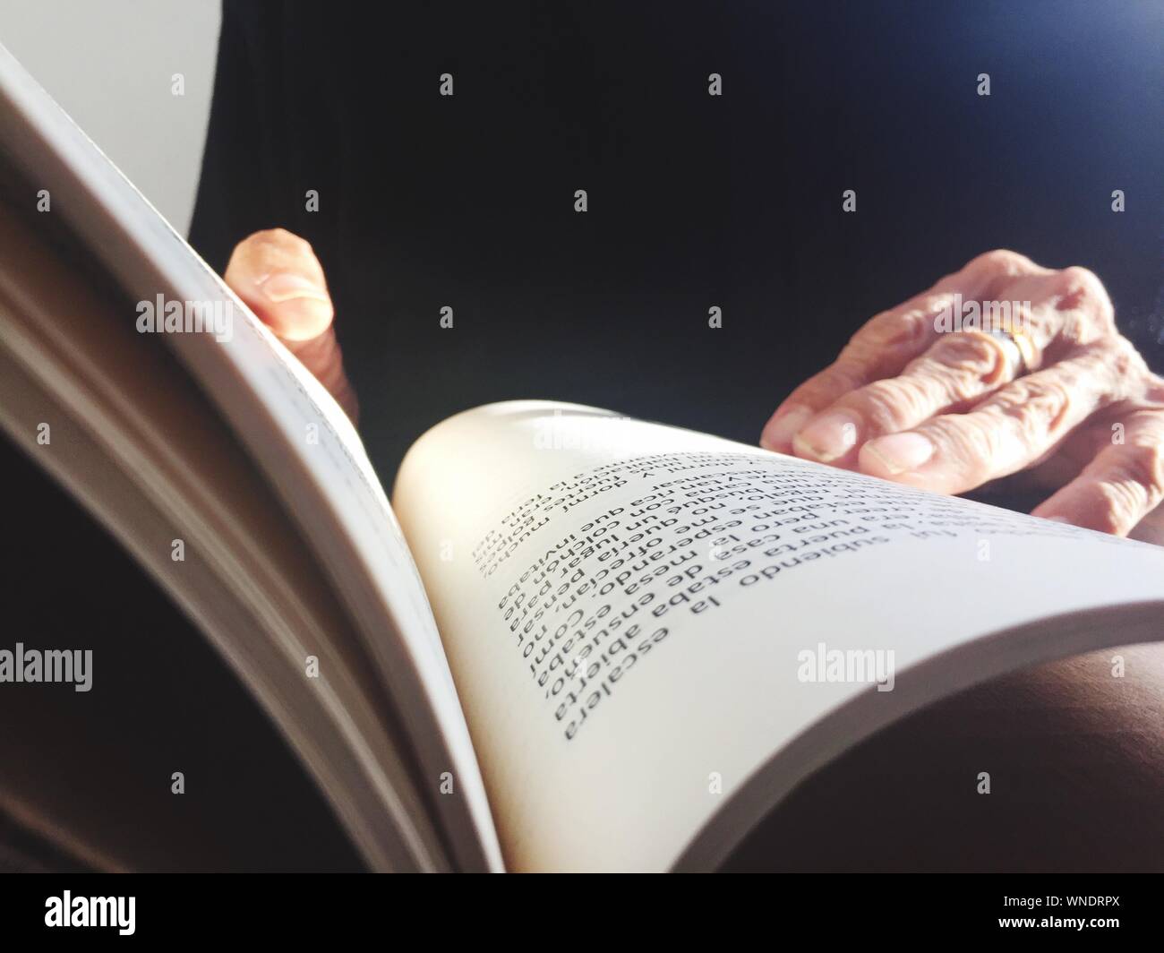 Hands holding book hi-res stock photography and images - Alamy