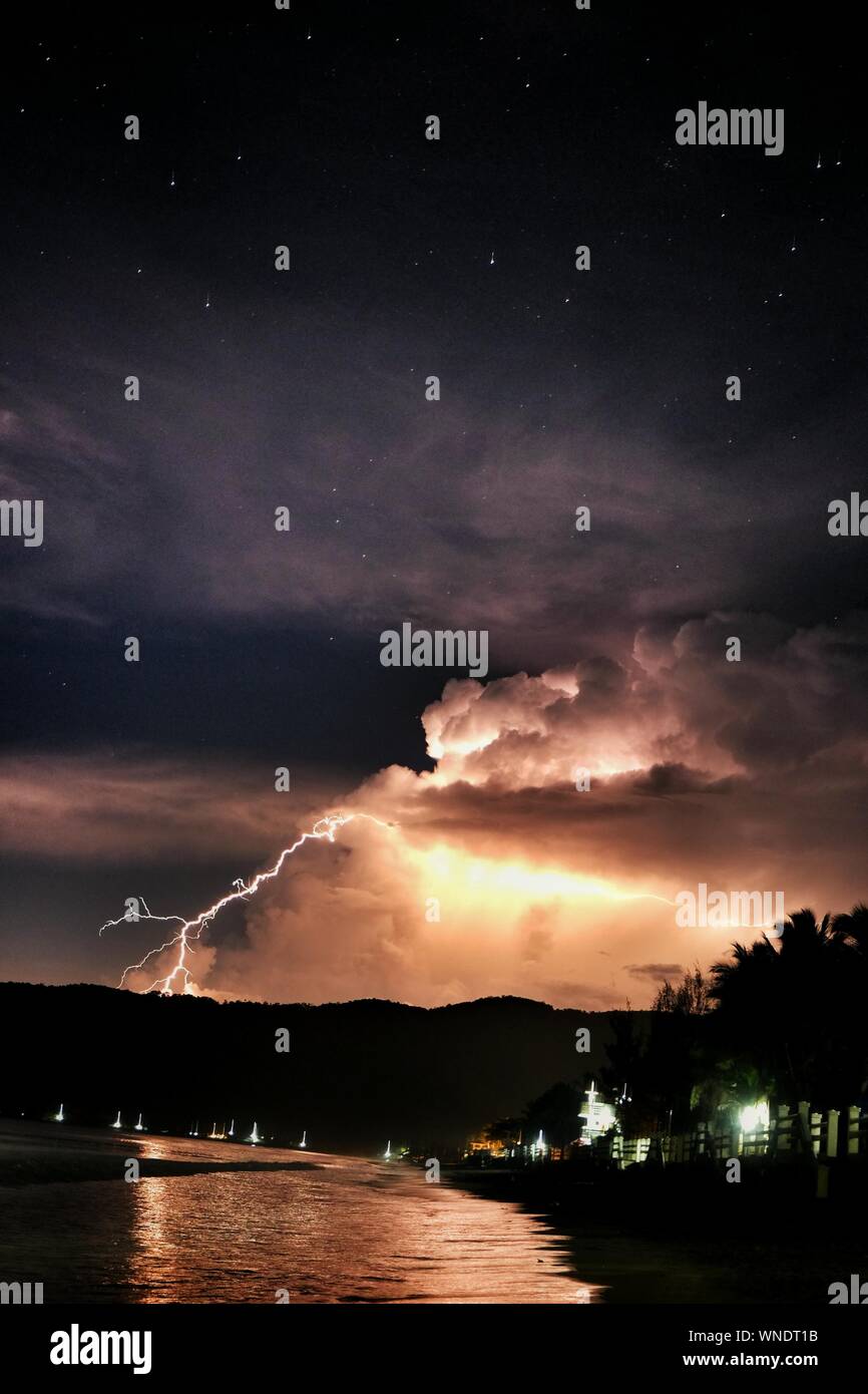 Moody urban night scene hi-res stock photography and images - Alamy