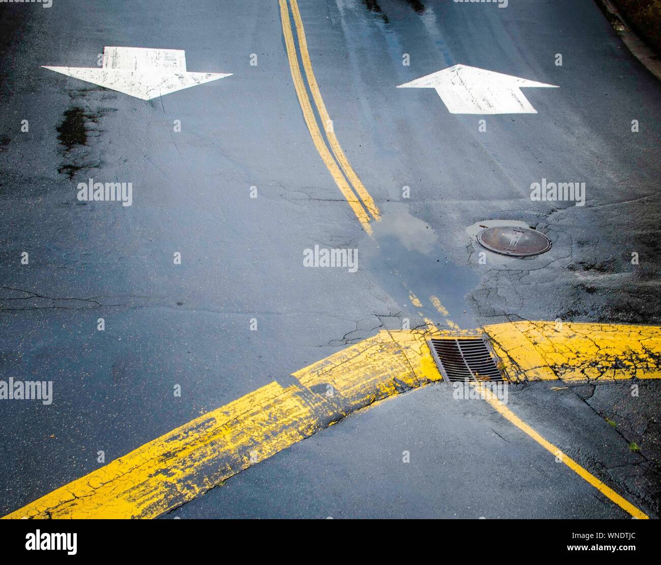 Yellow arrow road markings hi-res stock photography and images - Alamy