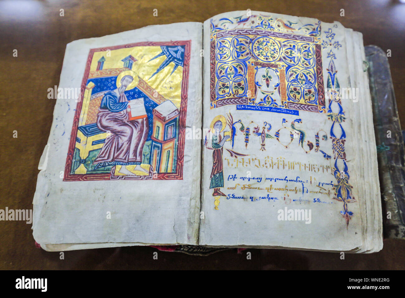 Old illustrated holy bible hi-res stock photography and images - Alamy