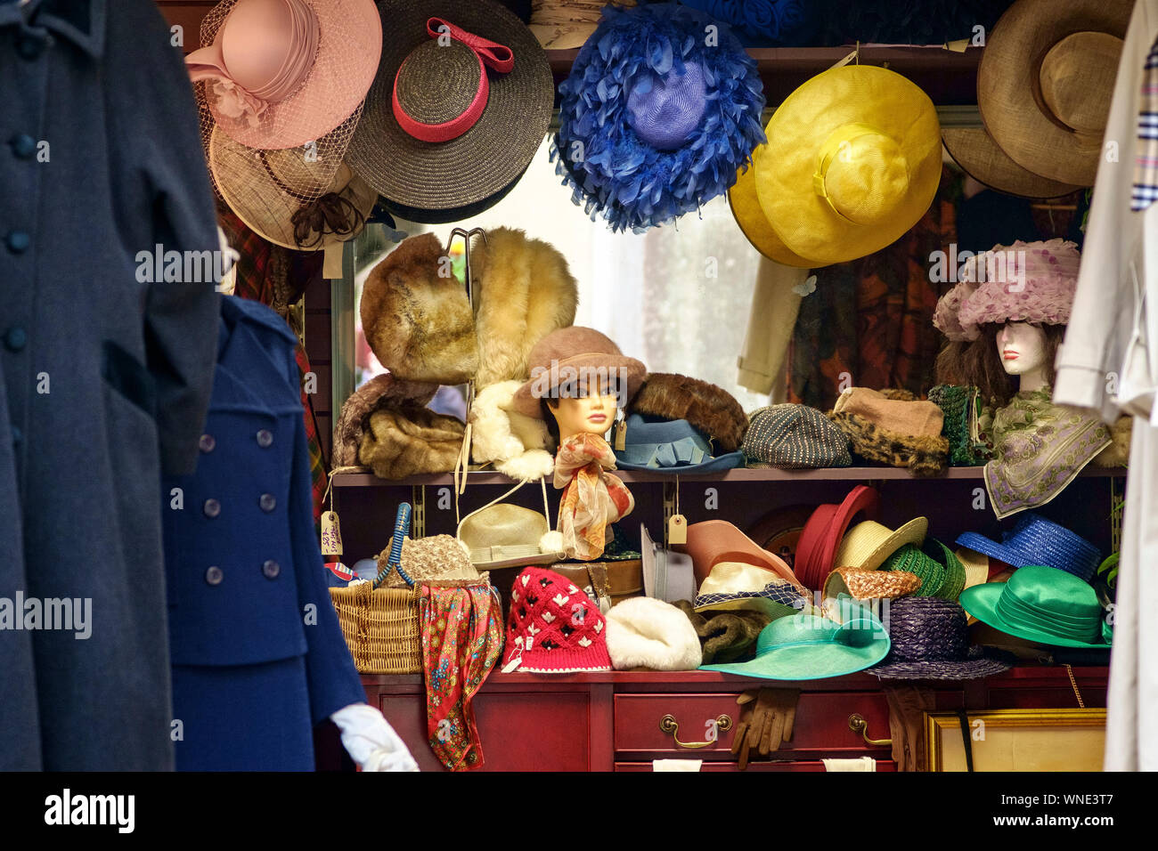 Second hand clothes stall hi-res stock photography and images - Alamy