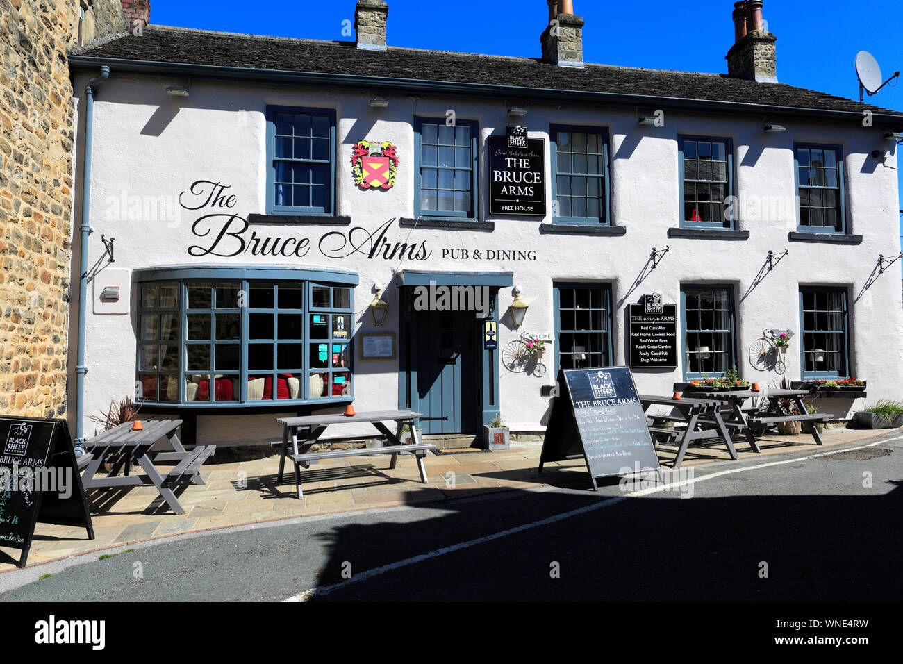 The Bruce Arms pub, Market Square, Masham town, North Yorkshire ...