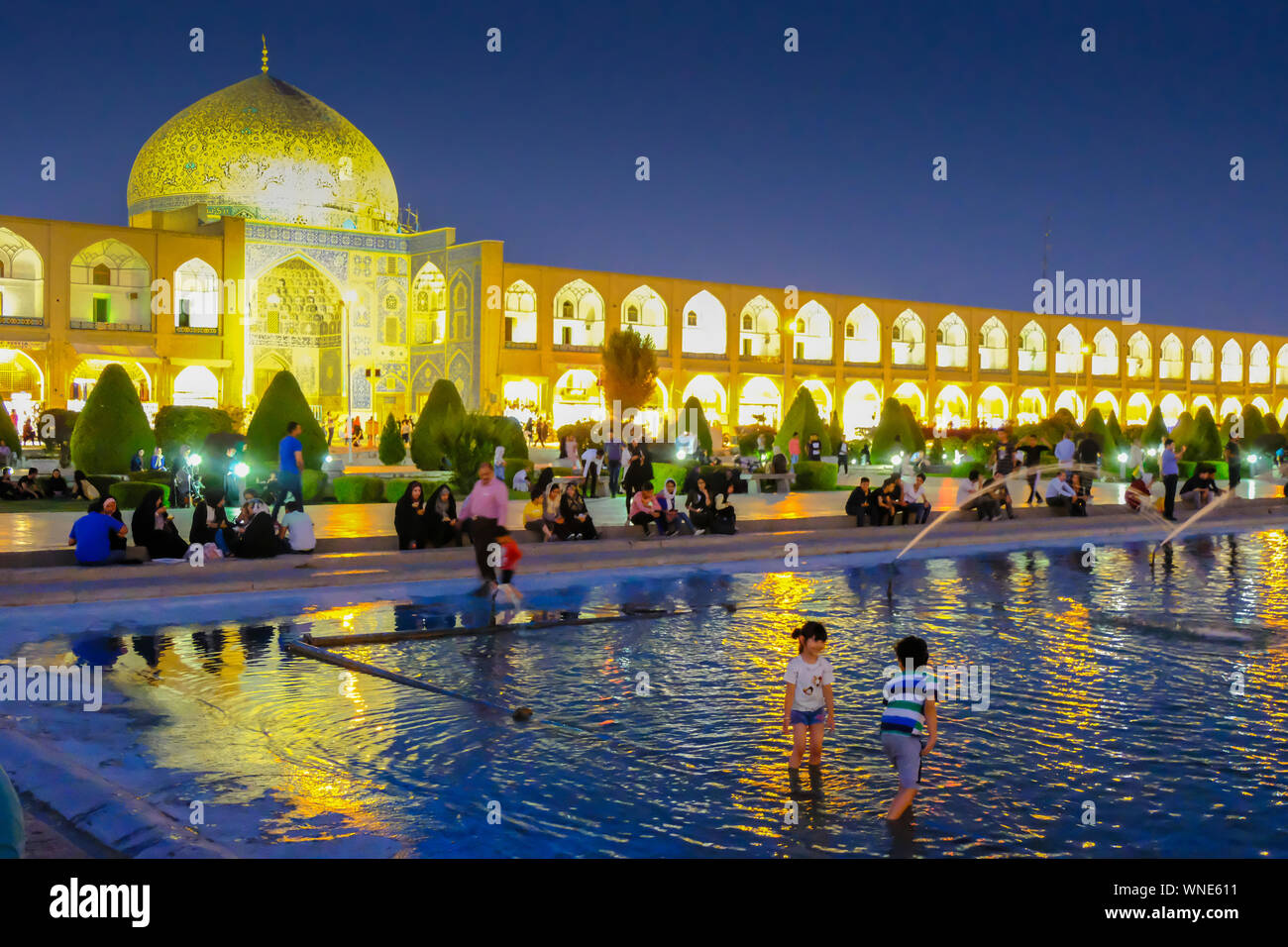 Naqsh-e Jahan Square, fountain and Sheikh Lotf Allah Mosque at dusk ...