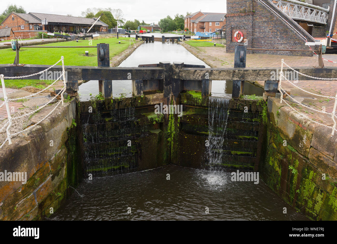 Lock gates at the National Waterways Museum on the Shropshire Union ...