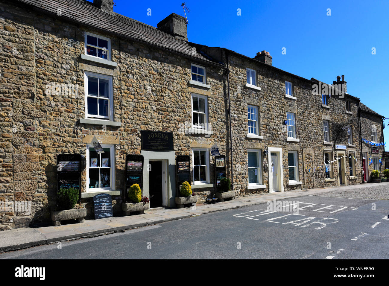 Street view in the Market Square, Masham town, North Yorkshire, England ...