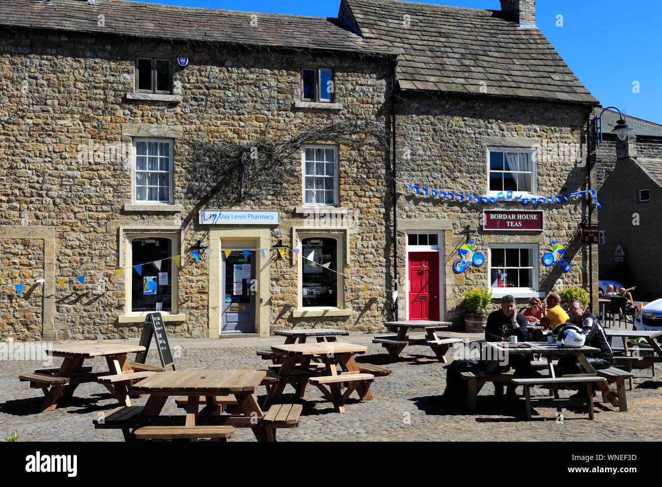 Street view in the Market Square, Masham town, North Yorkshire, England ...