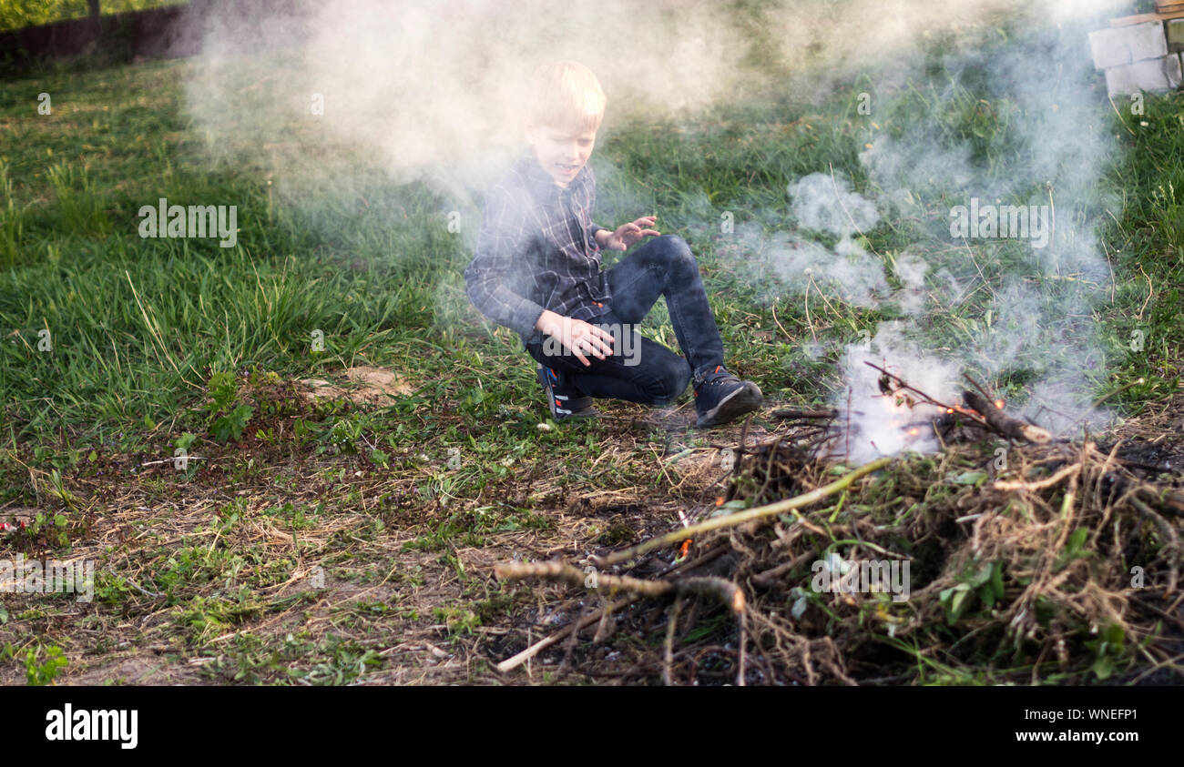 Sitting bonfire hi-res stock photography and images - Alamy