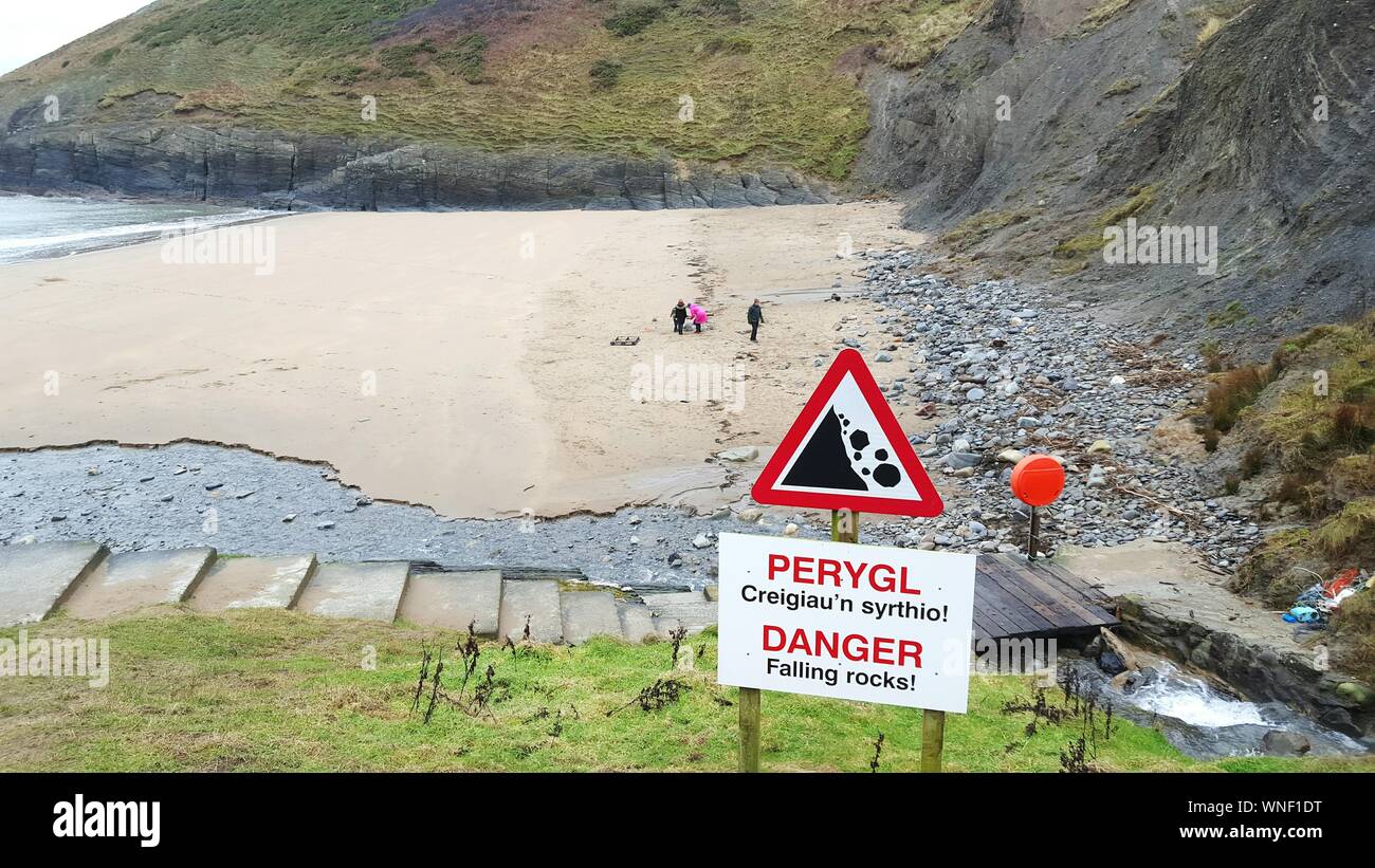Falling rock warning sign hi-res stock photography and images - Alamy