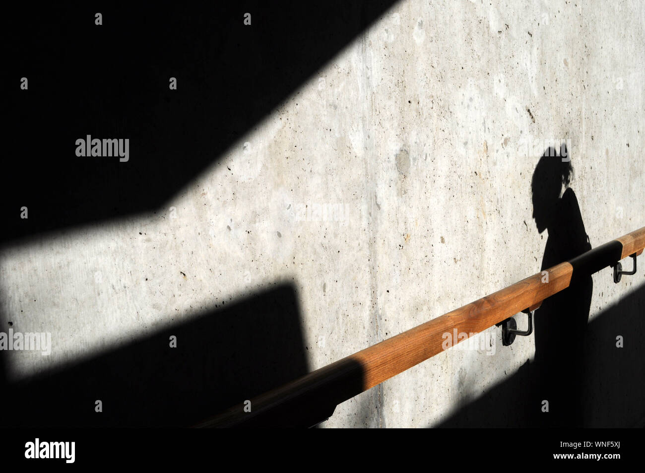 Person falling building hi-res stock photography and images - Alamy