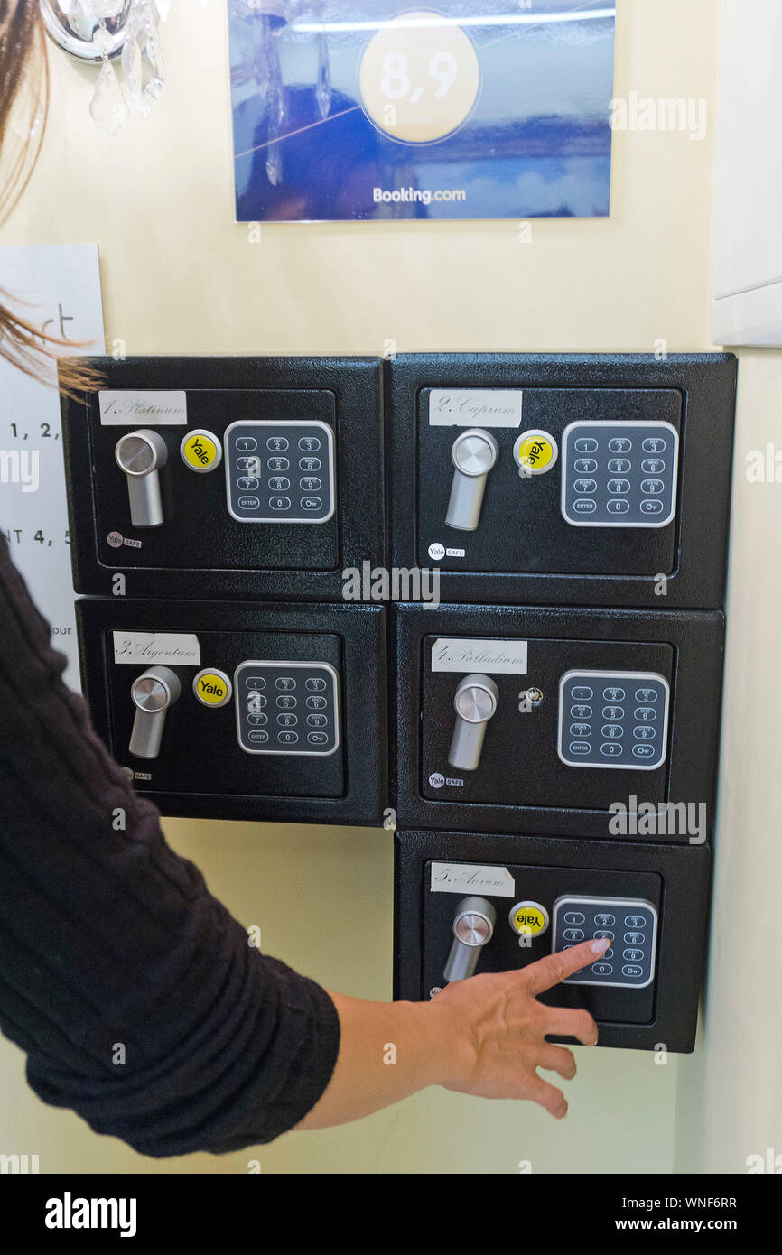 Key lock boxes hi-res stock photography and images - Alamy