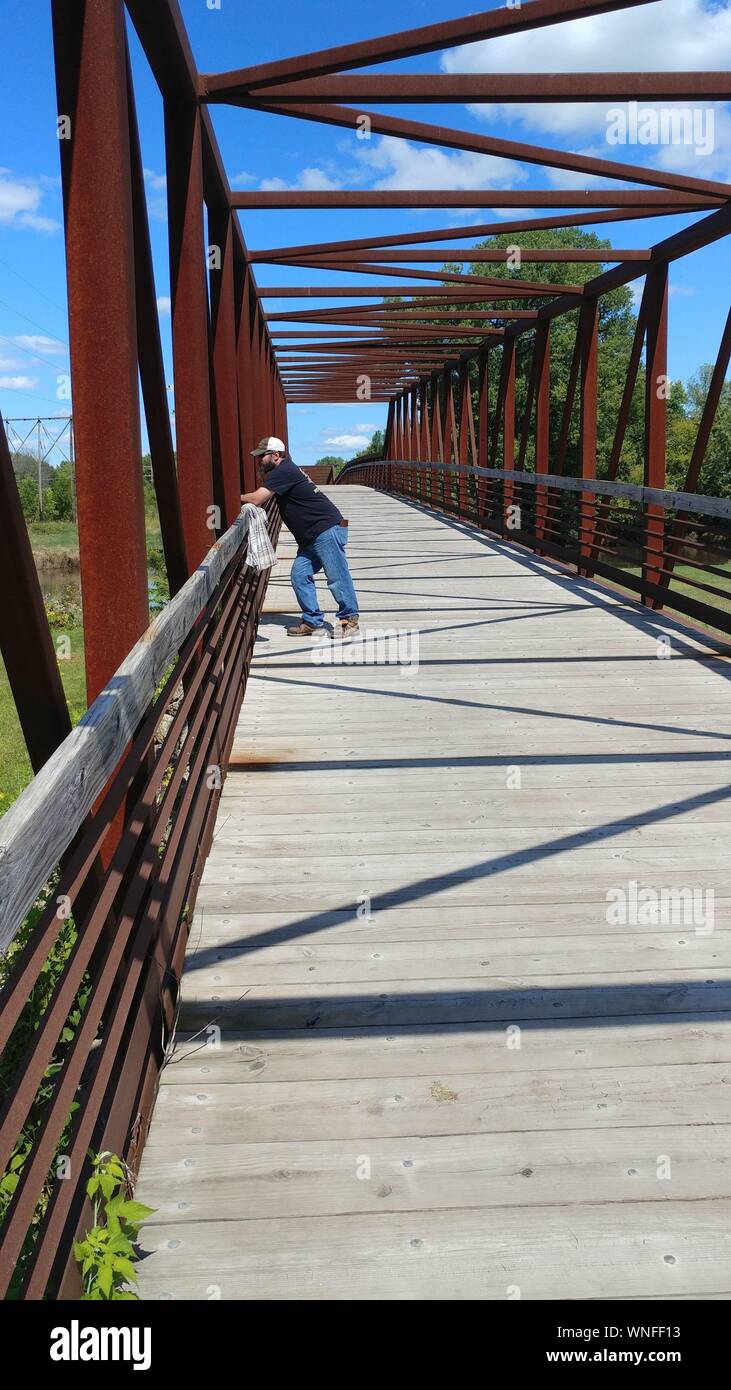 Leaning on bridge railing hi-res stock photography and images - Alamy